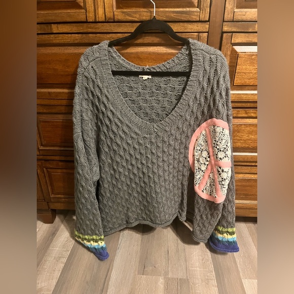 POL | Sweaters | Pol Gray Vneck Sweater With Pink Peace Sign | Poshmark